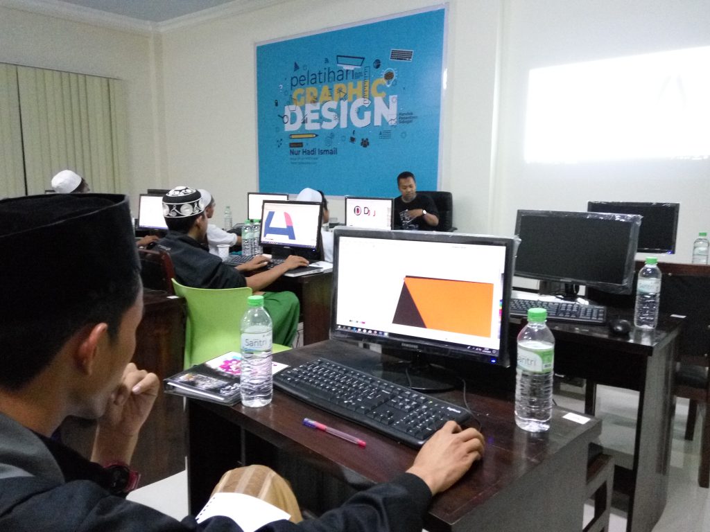 Ikuti Perkembangan, Pengurus Bekali Desainer Sidogiri Pelatihan Graphic ...